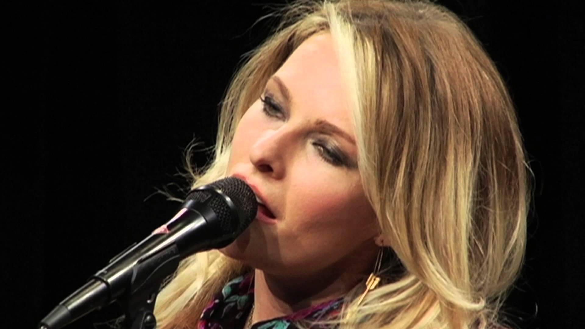 Elizabeth Cook | Interviews : FuseVisual